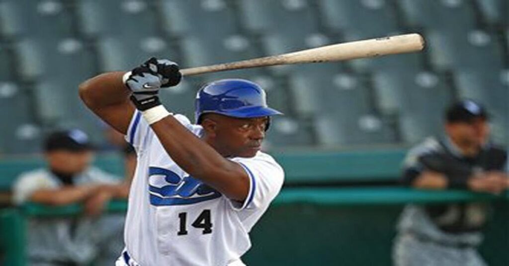 Julio César Franco muestra su swing a sus 61 años, para eso nació ...