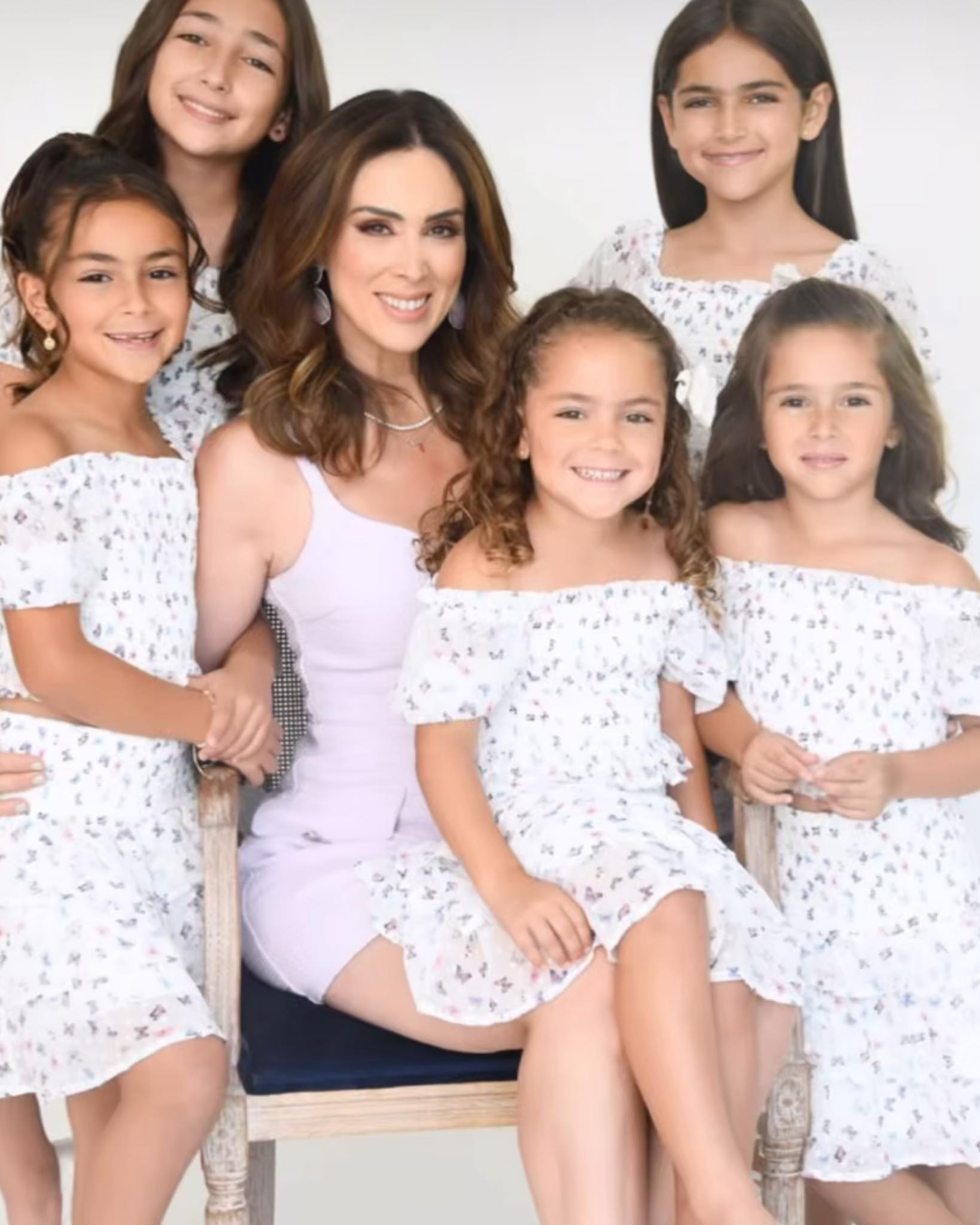 Descubre cómo lucen Jackie Bracamontes y sus hijas con inteligencia ...